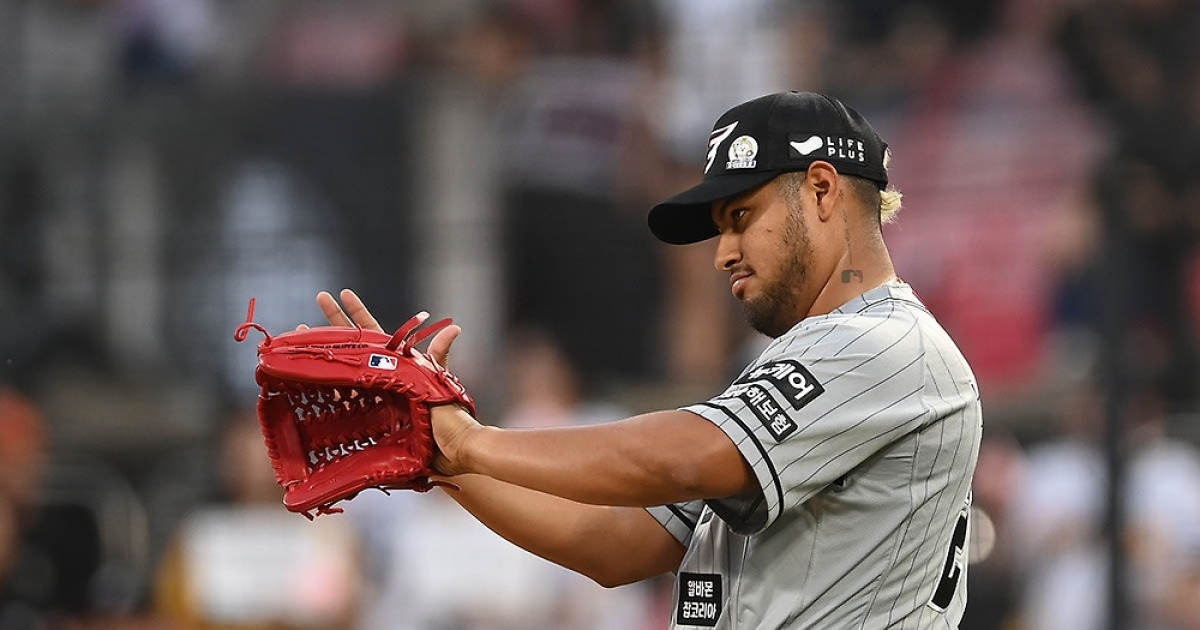 '홈런 맞고 시작→최고 153km/h' 한화 새 외인 바리아, KBO 데뷔전 어땠나 [수원 라이브]