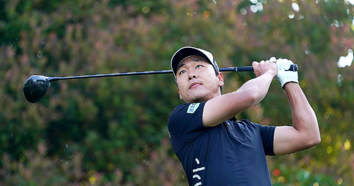 반환점 돈 KPGA선수권..3억2000만원 우승 경쟁은 '혼전 속으로'