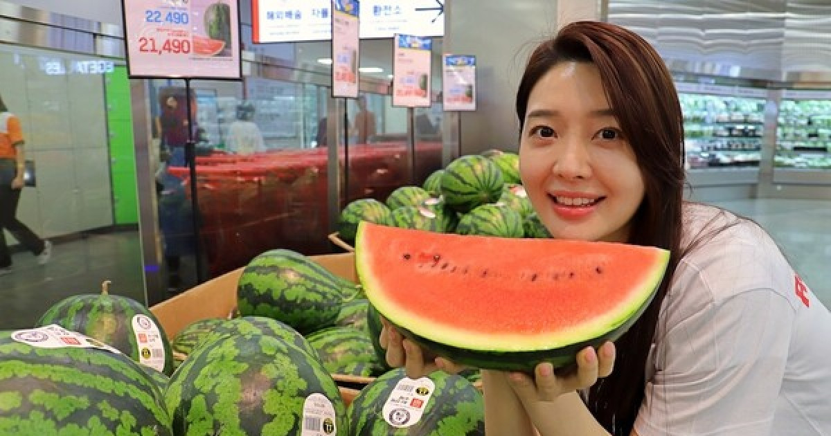 AI-selected watermelons outsell regular varieties at Lotte Mart