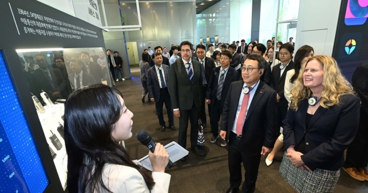 전시 둘러보는 유영상 SKT 대표-캐슬린 크레이머 IEEE 차기회장
