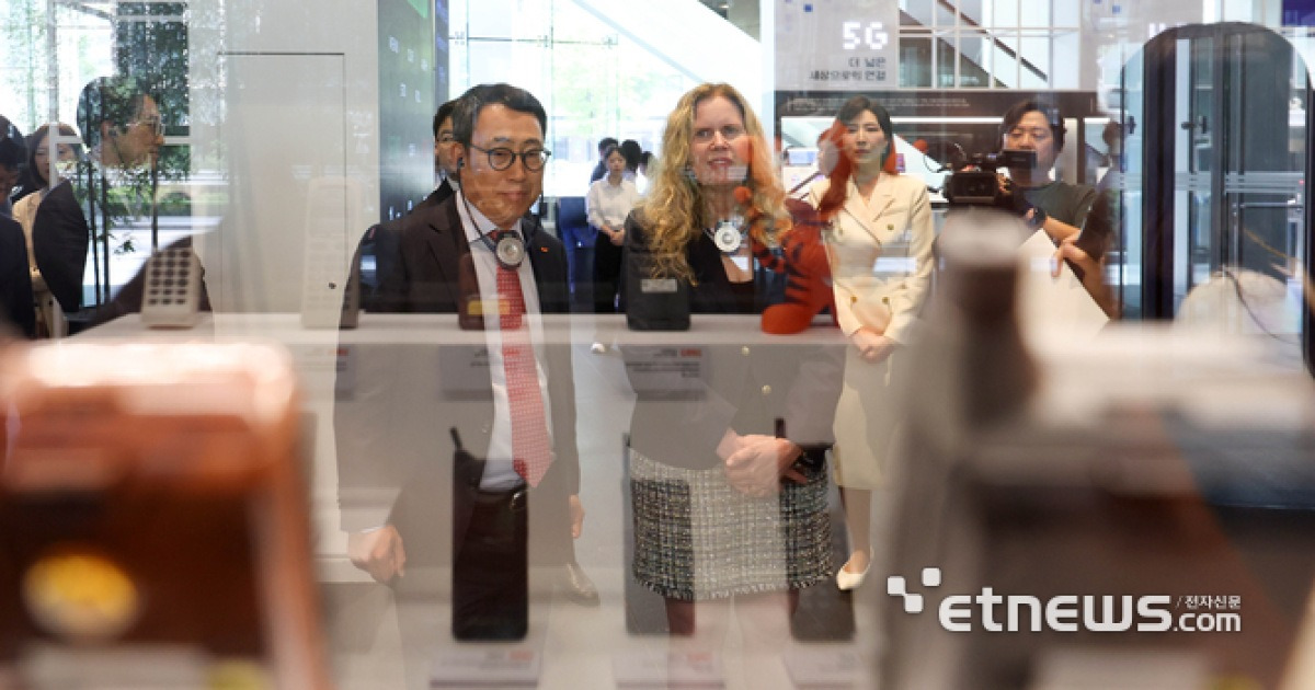CDMA 전시 관람하는 유영상 SKT CEO