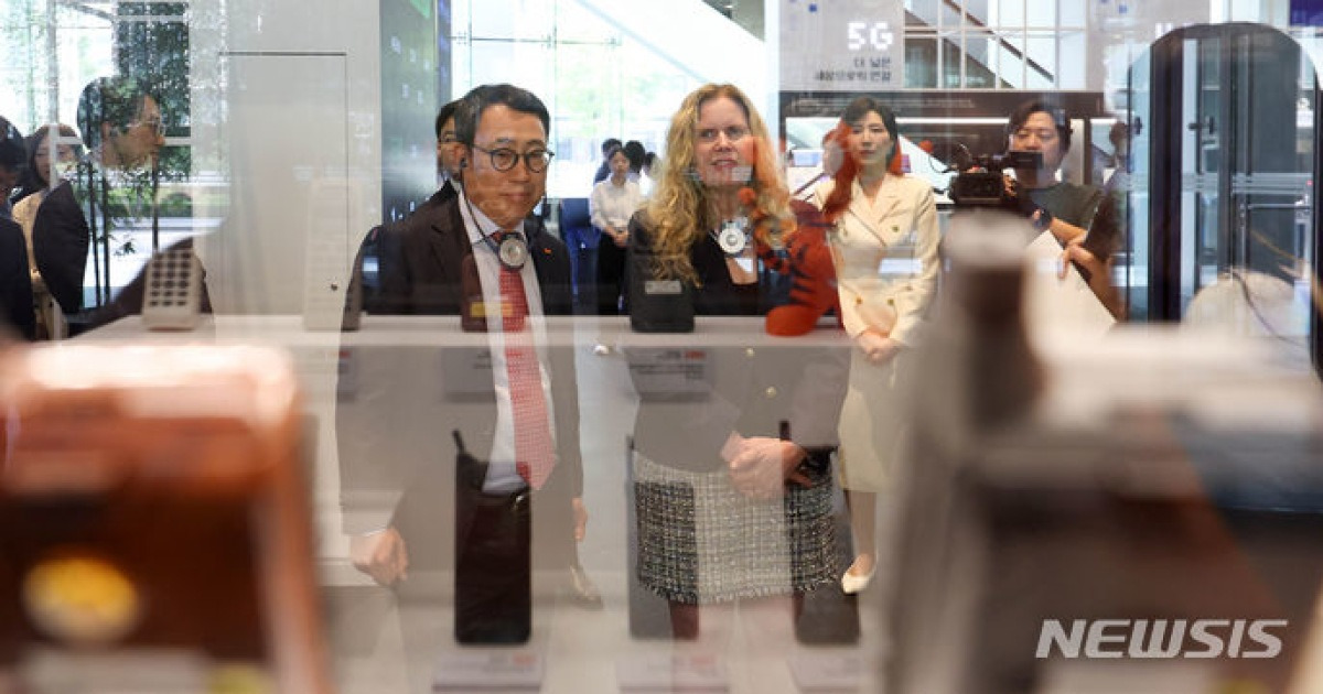 CDMA 전시 관람하는 유영상 SKT CEO
