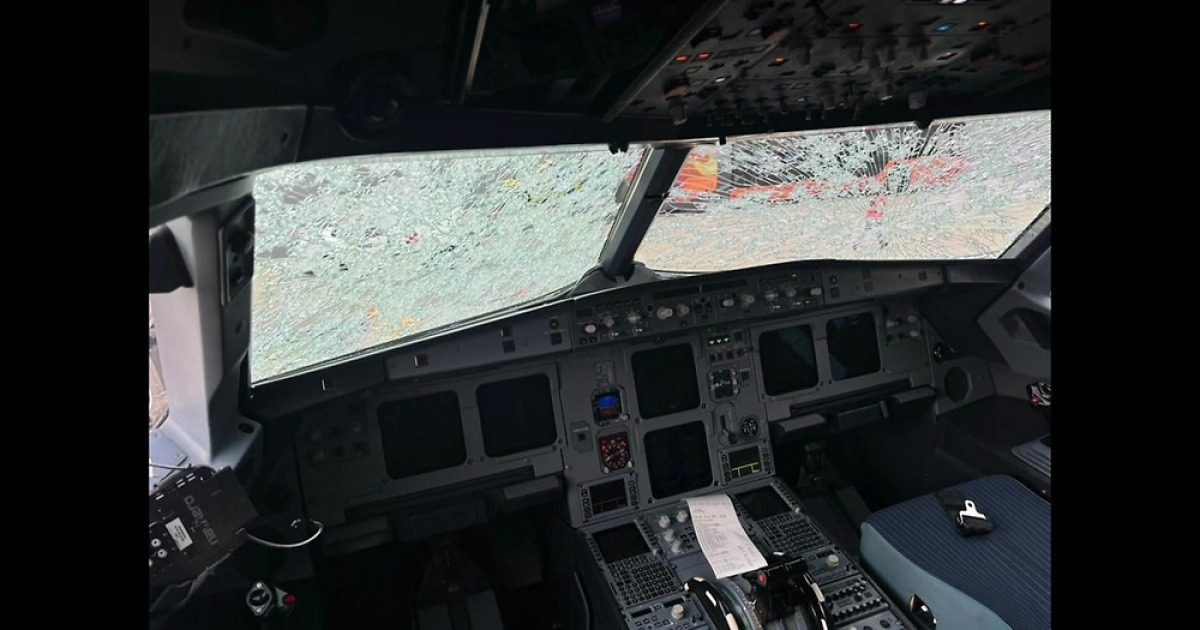 오스트리아 여객기 비행 중 우박폭풍...기체 전면부 크게 손상