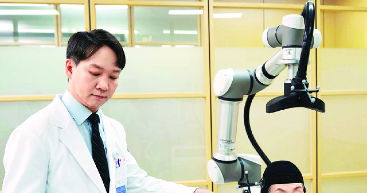 [And 건강] 자기장 흘려 뇌 자극… TMS+DTx로 경증 치매 치료 길 여나