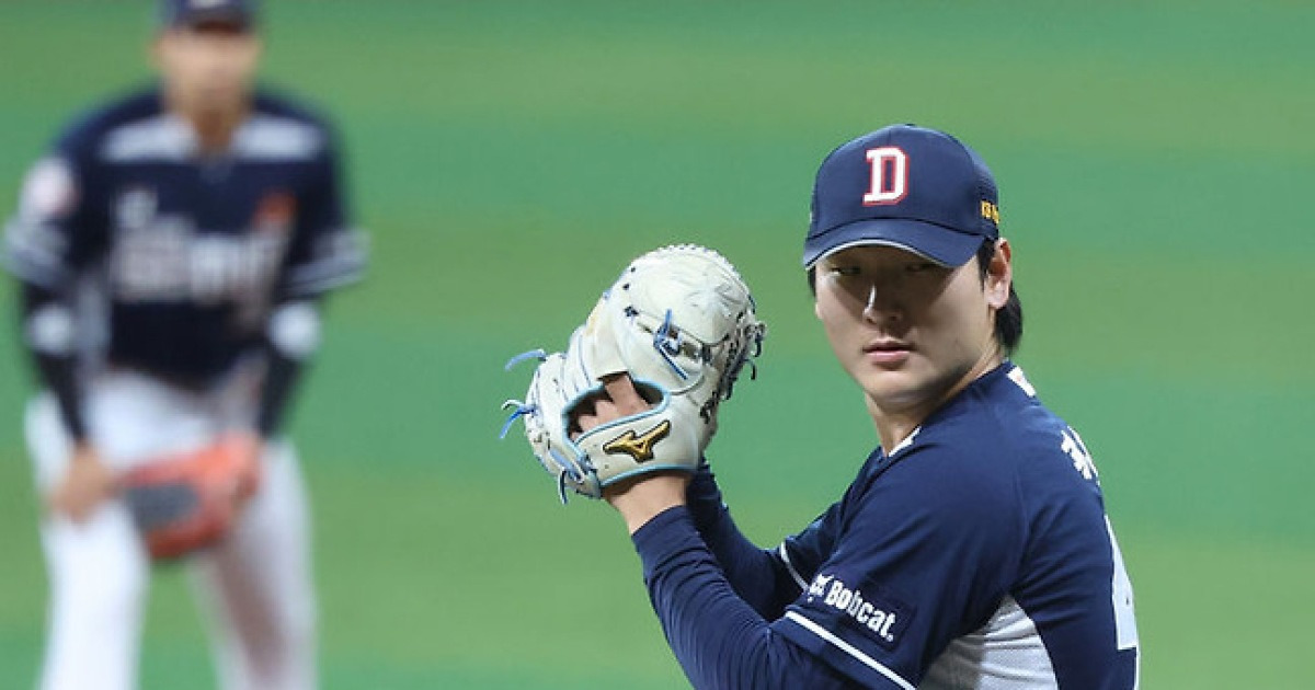 데뷔 첫 KBO 월간 MVP 곽빈 "팬이 뽑아준 상 의미 있어"