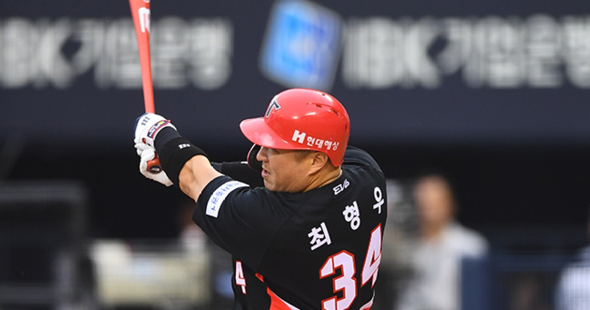 '최형우 3안타 6타점+역대 최다 루타 1위' KIA, SSG에 역전승 거두며 1위 탈환