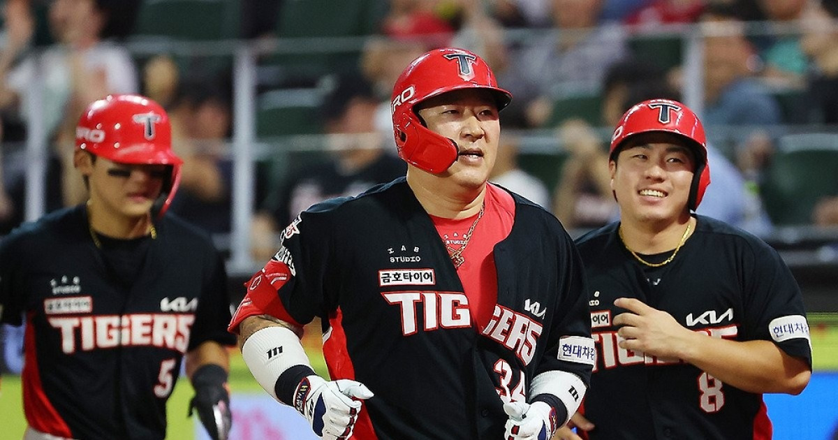 KIA, SSG 대파하고 5일 만에 선두 복귀…최형우 6타점 폭발