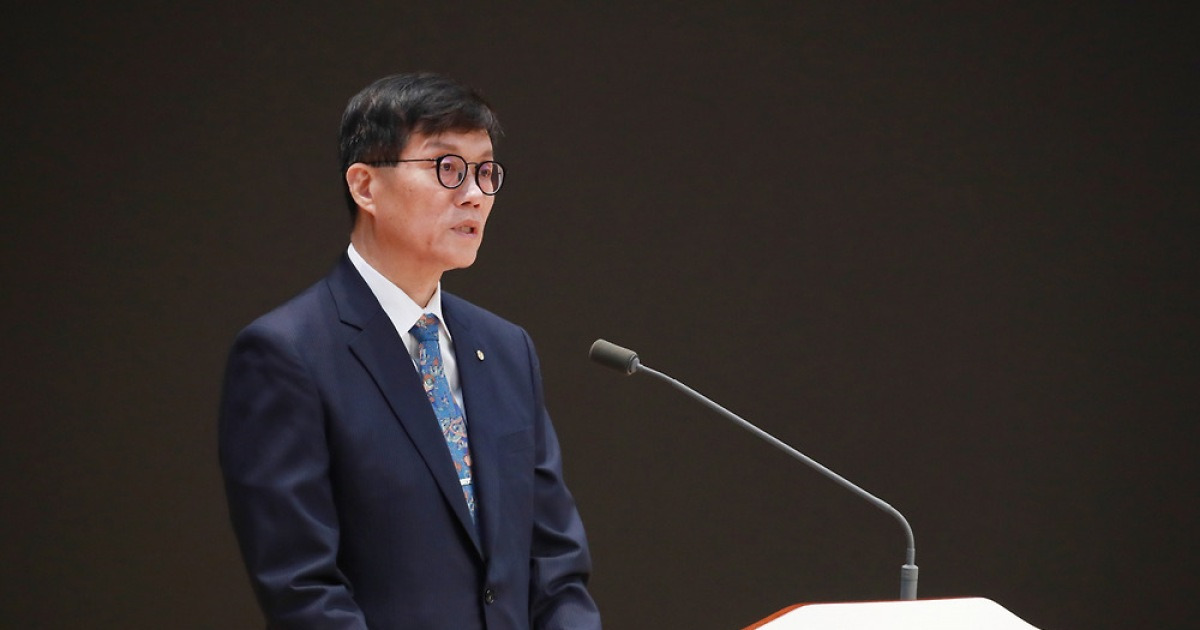 BOK's rate-cutting cycle coming, but timing depends on inflation