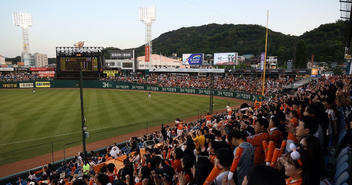 흥행 대폭발, KBO리그 '500만 관중' 돌파 초읽기!…'1000만 신화' 꿈 아니다, 한국스포츠 초대박 블록버스터 '현재진행형'