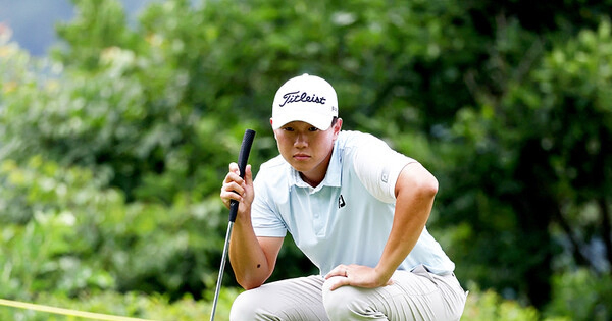 '문도엽 선수의 조언에' 퍼팅감 찾은 이상희, 모처럼 선두 [KPGA 하나은행 인비테이셔널]