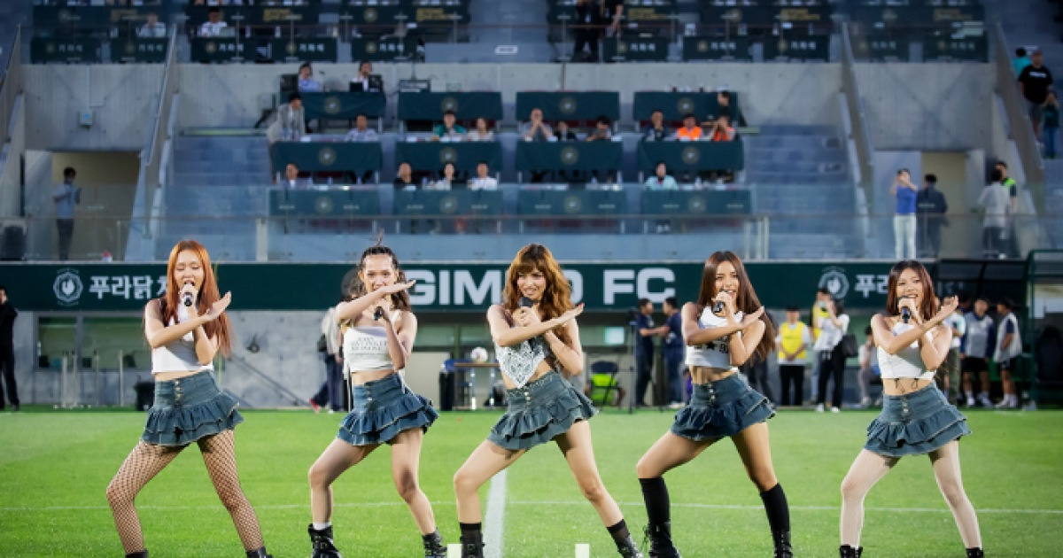 [포토] YGIG '김포FC 승리를 기원하는 칼군무'