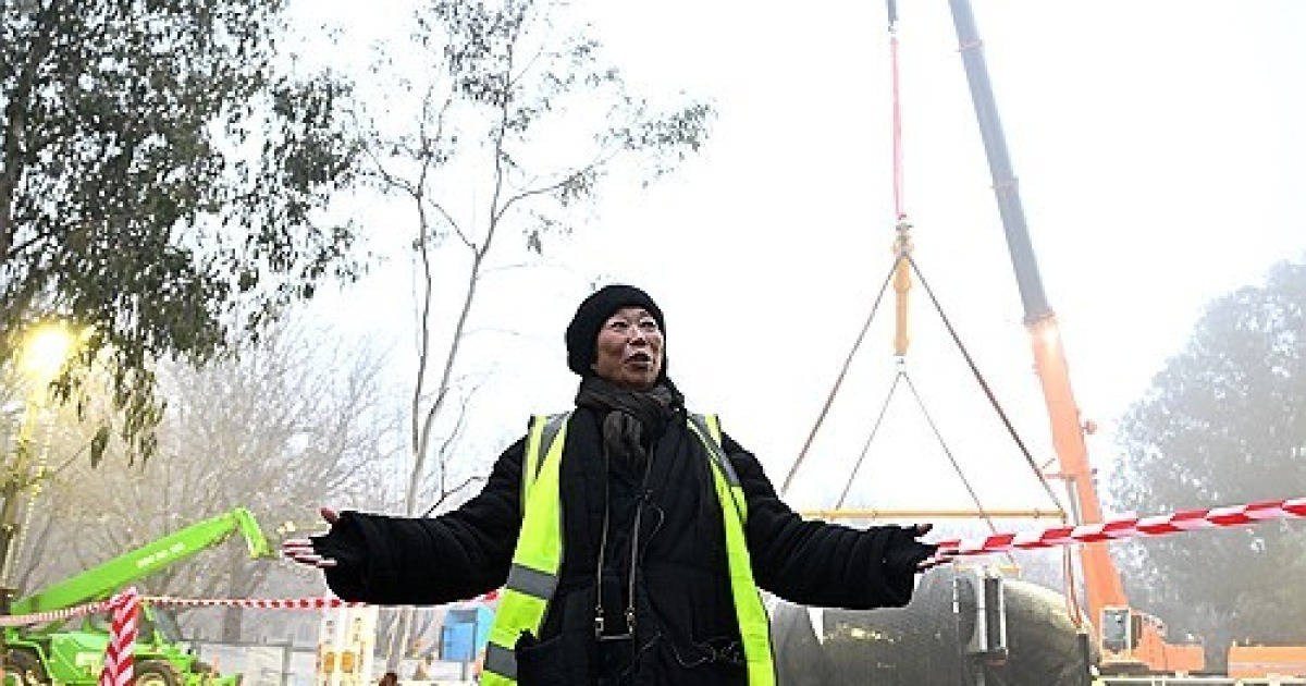 AUSTRALIA LINDY LEE SCULPTURE INSTALLATION