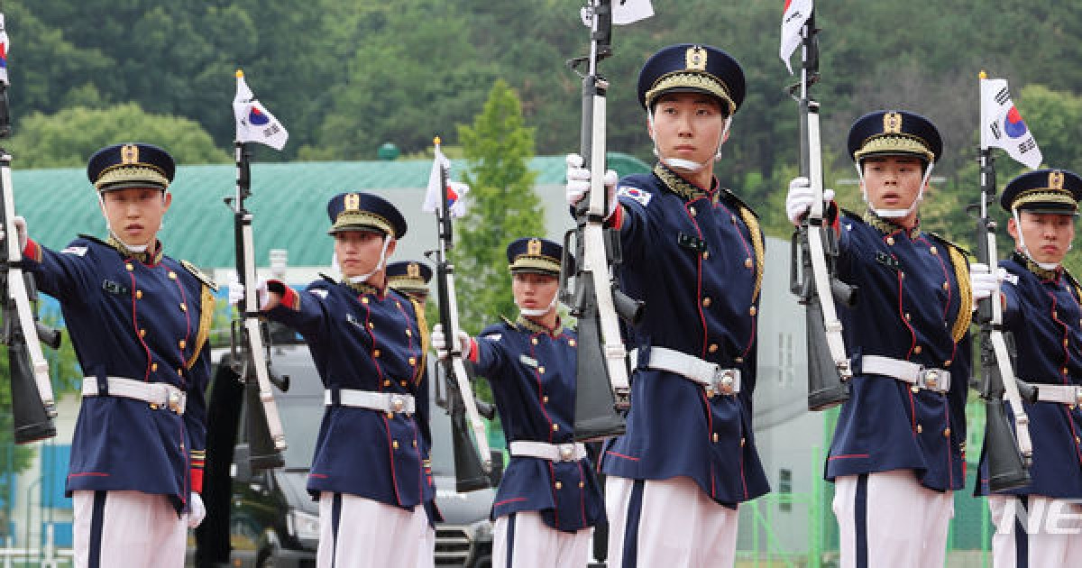 절도있는 공연 펼치는 육군 의장대