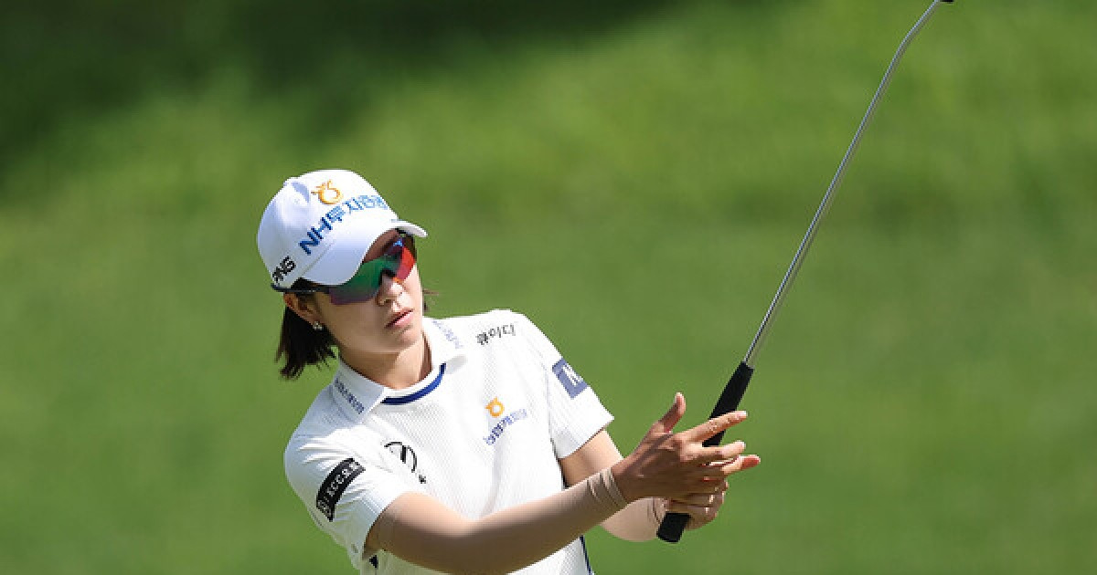 '3연패 기대' 박민지, BC카드 대회 둘째날 5위로↑…선두와 2타차 [KLPGA]