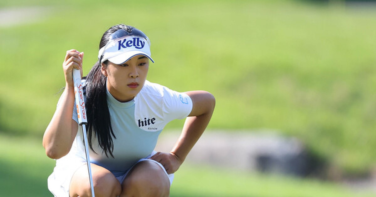 역전 우승 도전하는 장타자 윤이나 "퍼트가 가장 큰 숙제" [KLPGA 비씨카드]