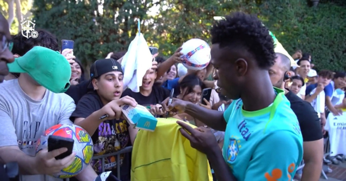 [VIDEO] Brazil stars sign autographs for fans in Los Angeles