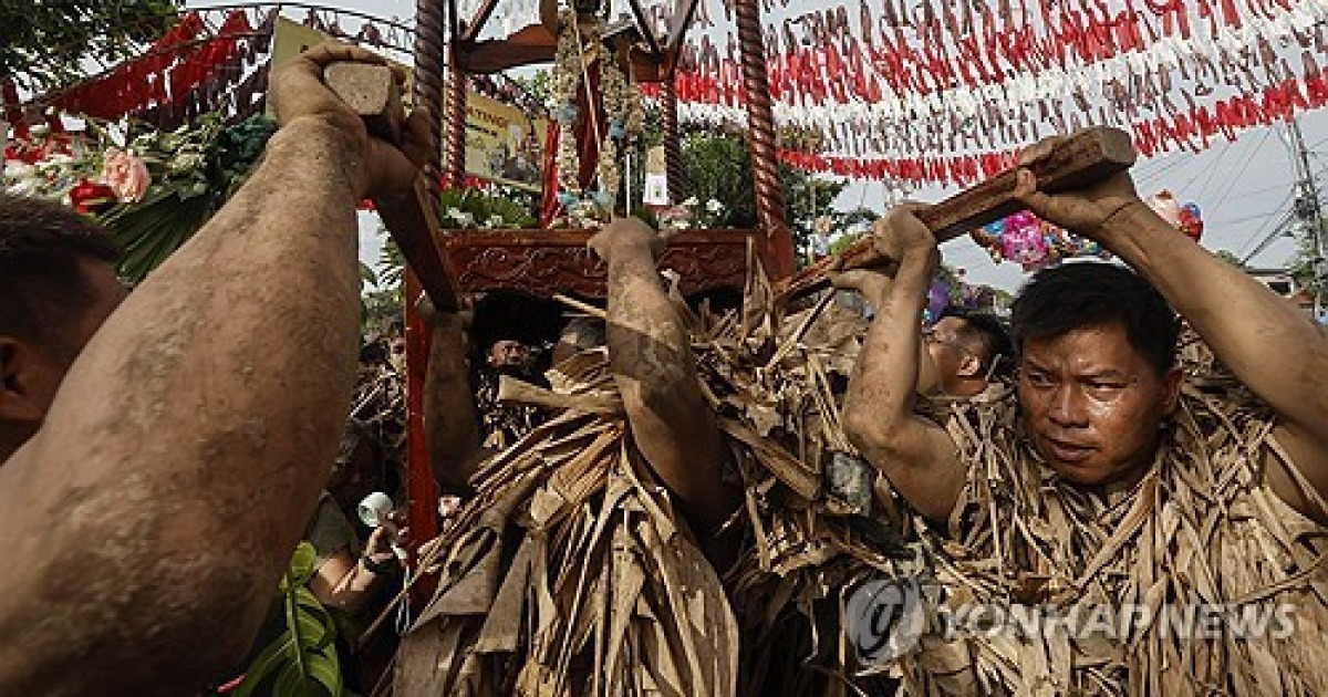 PHILIPPINES RELIGION MUD PEOPLE