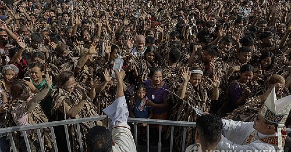 PHILIPPINES RELIGION MUD PEOPLE