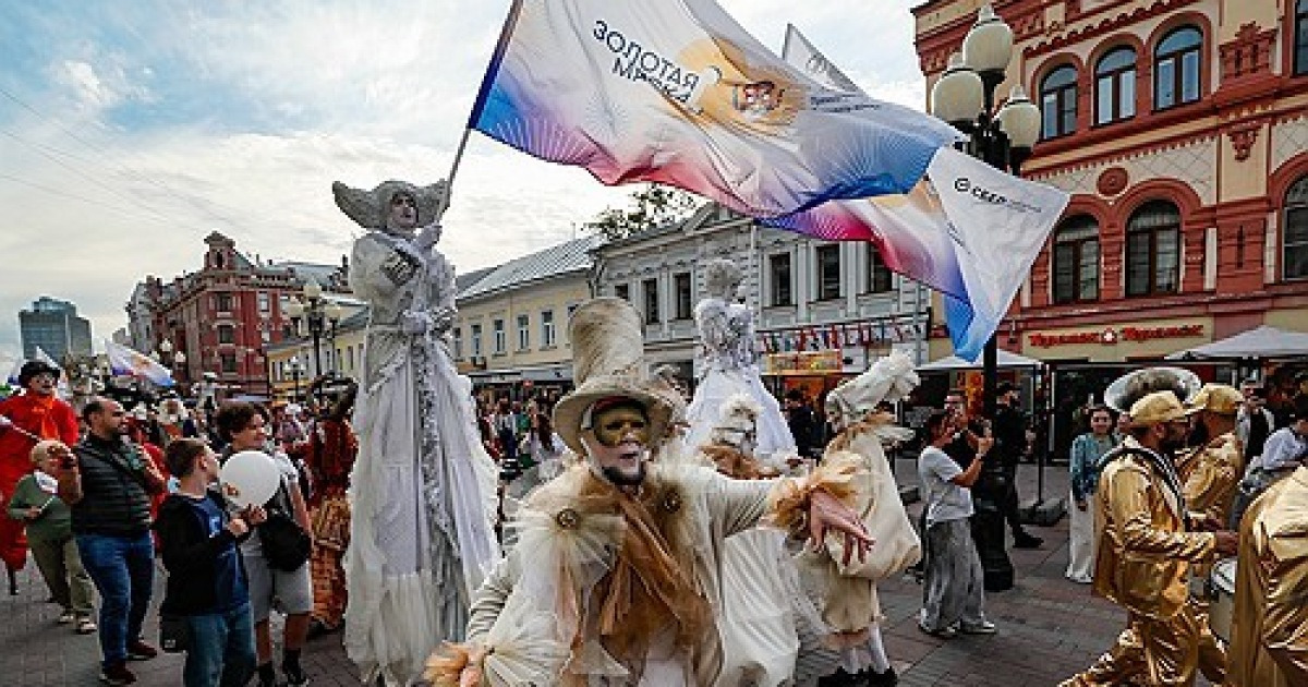 RUSSIA STREET THEATRICAL PROCESSION