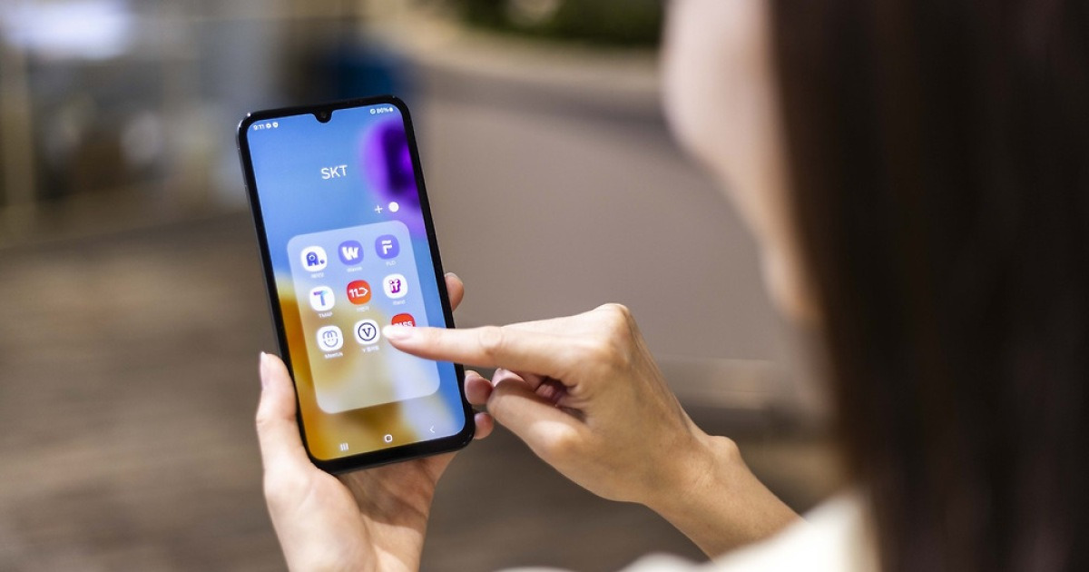 SKT, 30만원대 5G 스마트폰 '갤럭시 와이드7' 단독출시
