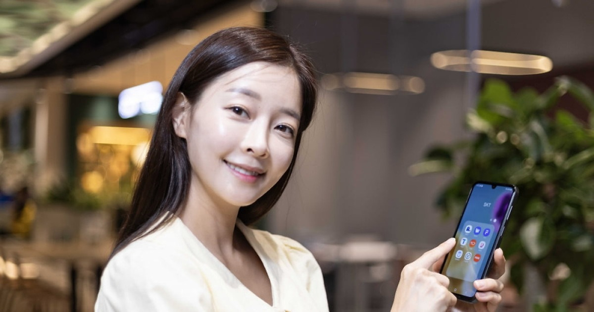 SKT, 30만원대 5G 스마트폰 '갤럭시 와이드7' 단독 출시