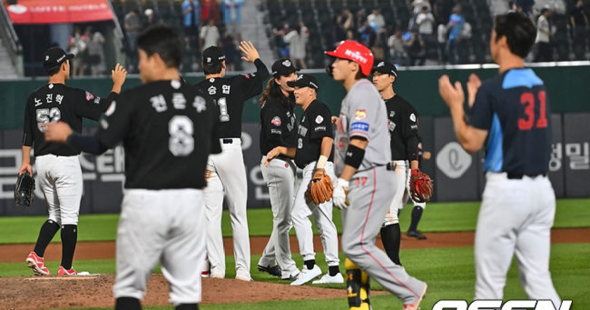 역전승 자축하는 롯데 선수들 [사진]