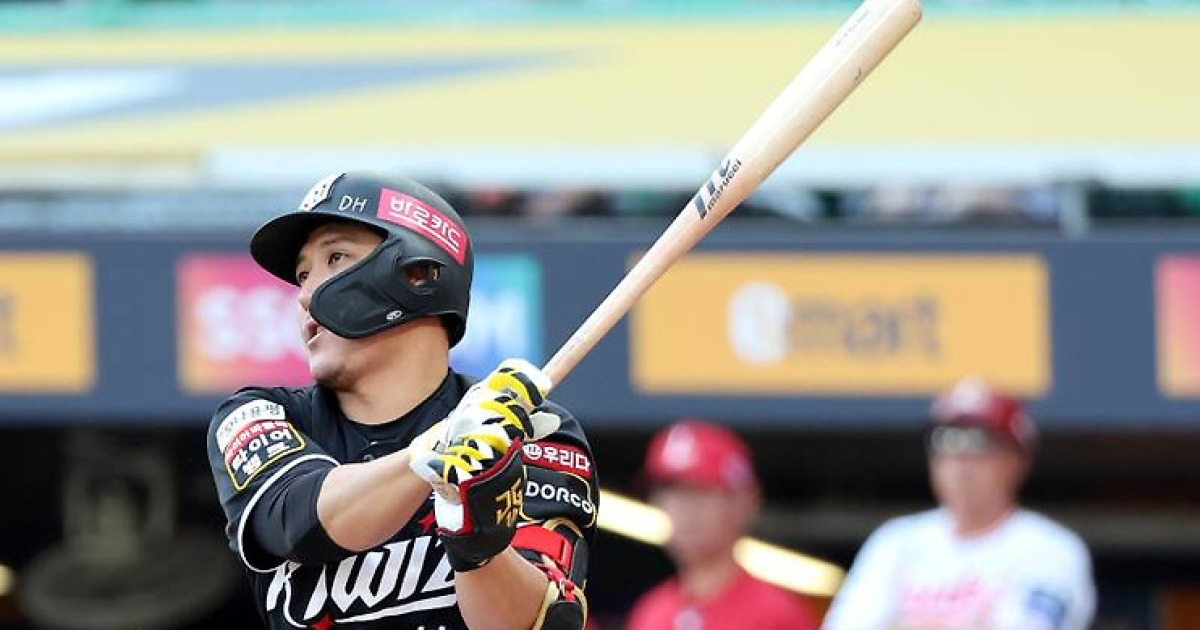 KT 황재균, 현역 6번째로 2100안타 고지…KBO 15번째 [IS 인천]