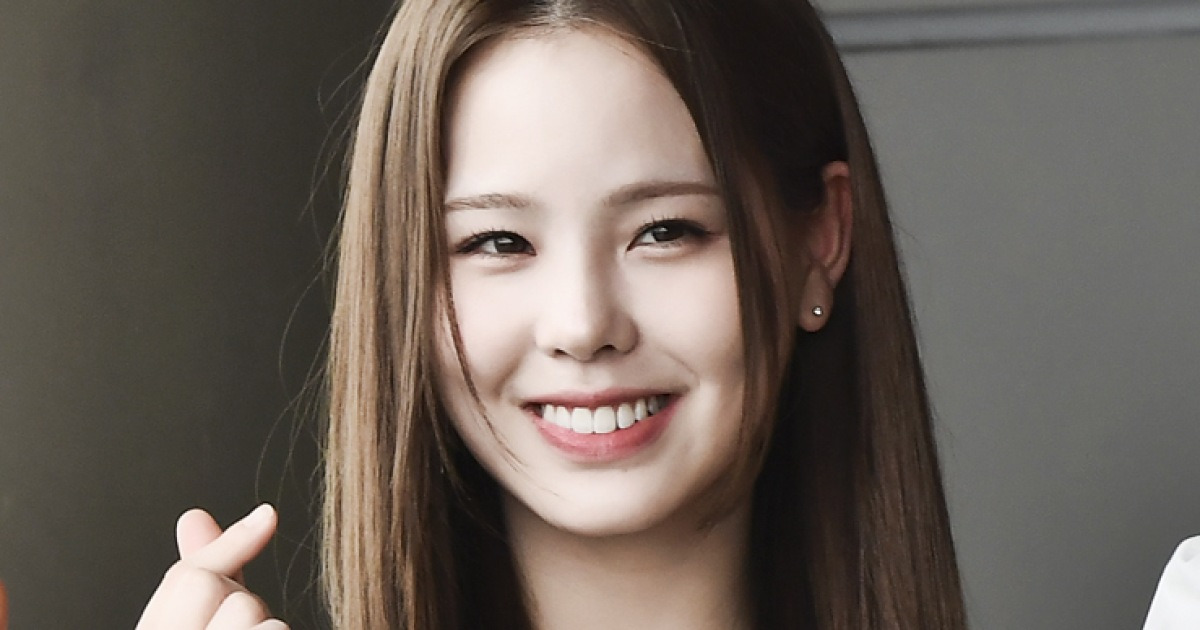 니쥬 NiziU 마코, 예쁨이 2배 웃음~ [포토엔HD]