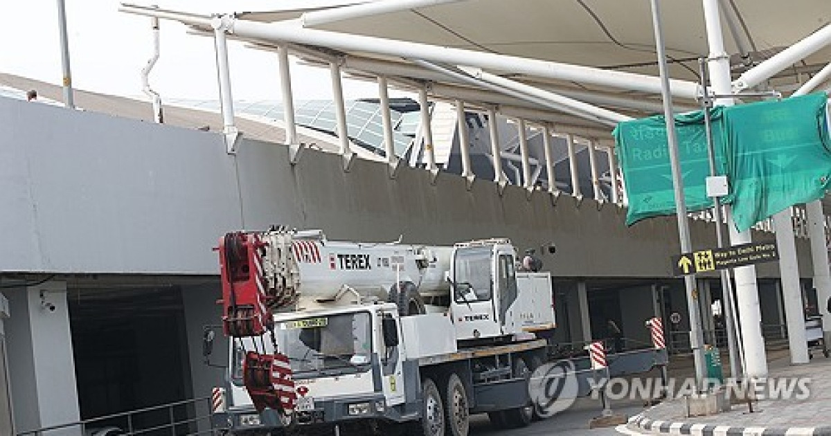 INDIA DELHI AIRPORT CANOPY COLLAPSED