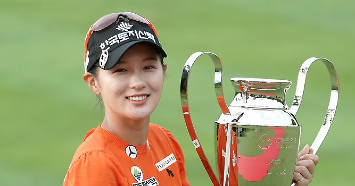 'KLPGA 통산 6승' 박현경, 씨지에스 후원 재계약 체결..."앞으로도 좋은 성적 내기 위해 최선 다하겠다"