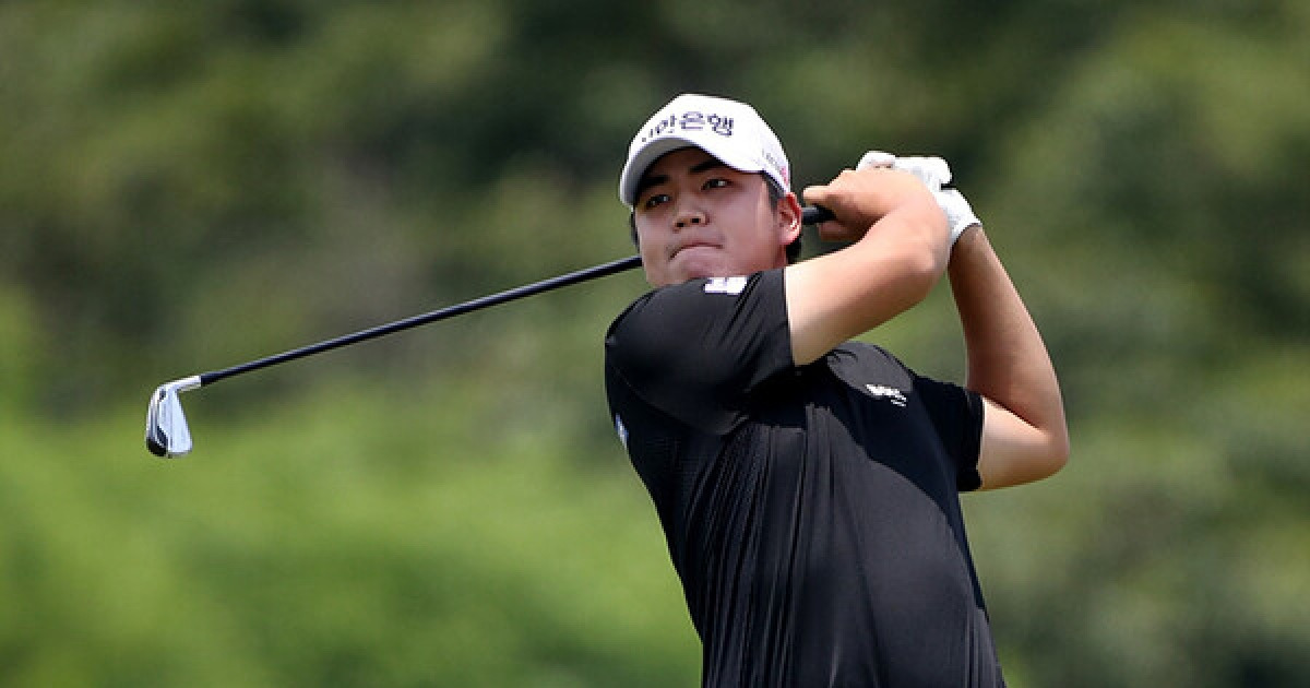 '장타 앞세운' 장유빈, 비즈플레이 대회 3R 4타차 선두…시즌 첫 우승에 성큼 [KPGA]