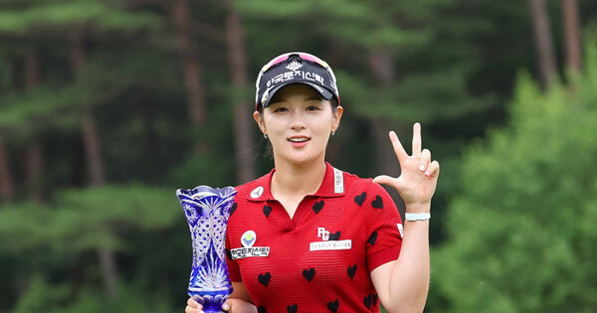 '2주 연승+시즌 3승' 박현경, 13개 출전만에 시즌상금 8억원 돌파…대상·다승도 1위 [KLPGA]