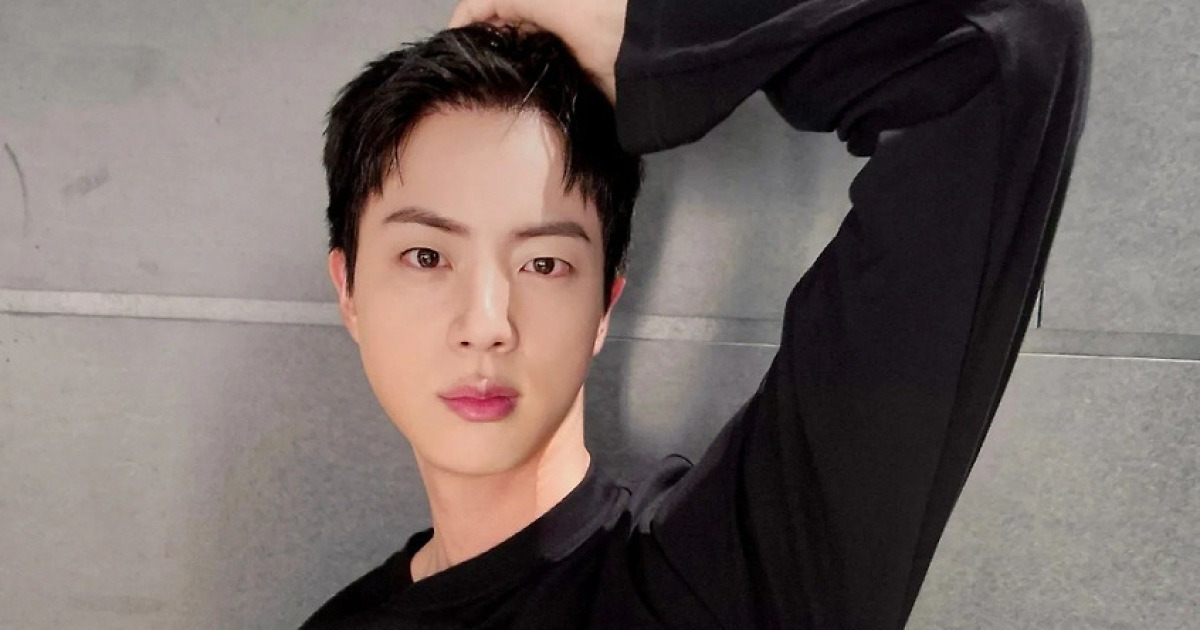 [SCin스타] 제대하고 늠름해진 BTS 진, 정국 따라 포즈 "회사에 있길래 입고 간다"