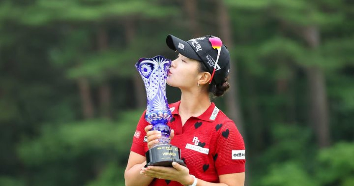 'KLPGA 2주 연속 우승' 박현경, 세계랭킹 10계단 상승한 35위