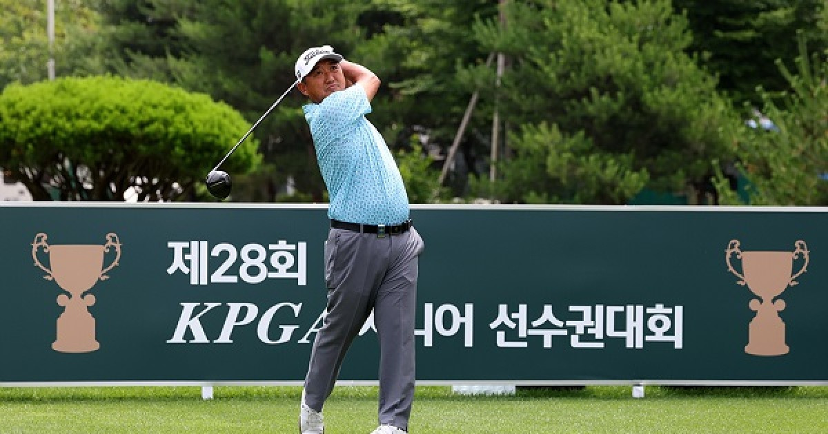 모중경, KPGA 시니어 선수권대회 첫날 8언더파 단독 선두