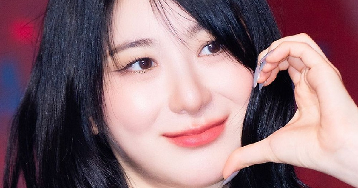 [t포토] 이채연 깜찍 볼하트