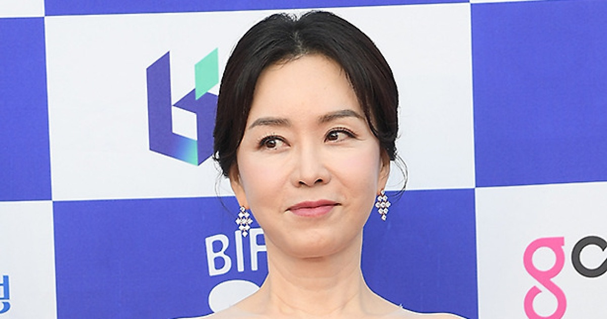 김정난 ‘눈물의 여왕 범자 고모 재벌가 사모님의 우아한 오프숄더 드레스룩