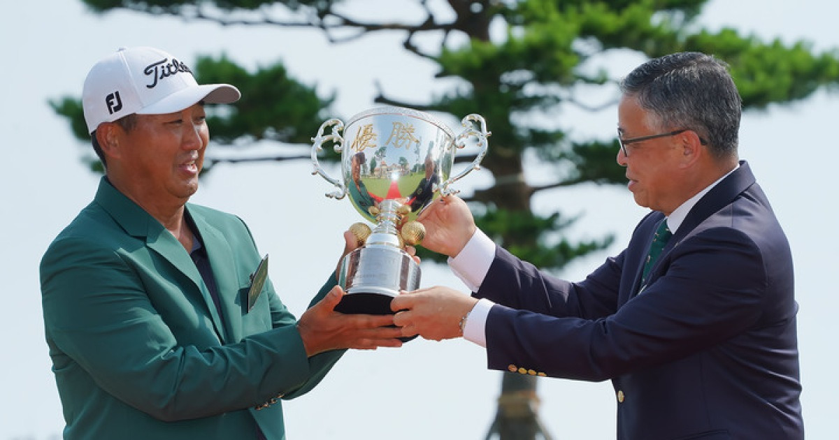 [mhn포토] 모중경 '김원섭 KPGA 회장 트로피 시상~'