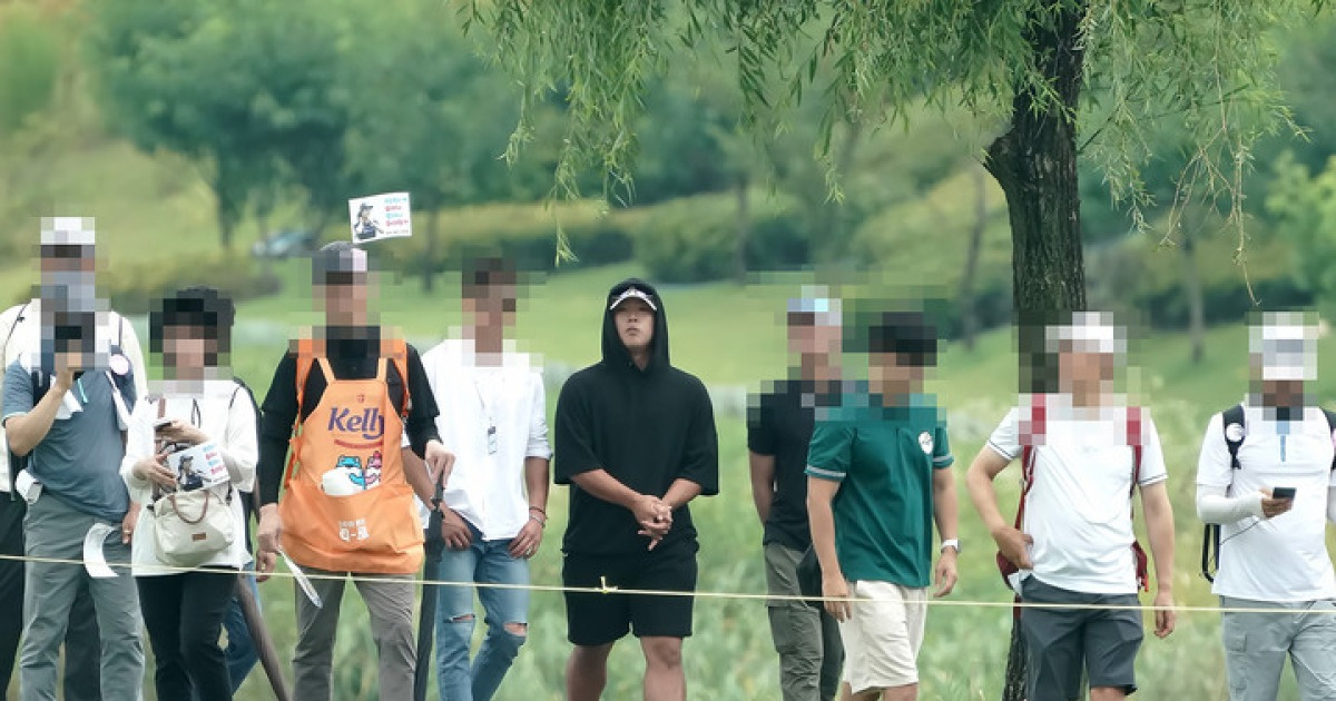 [mhn포토] KT 강백호, 윤이나 응원