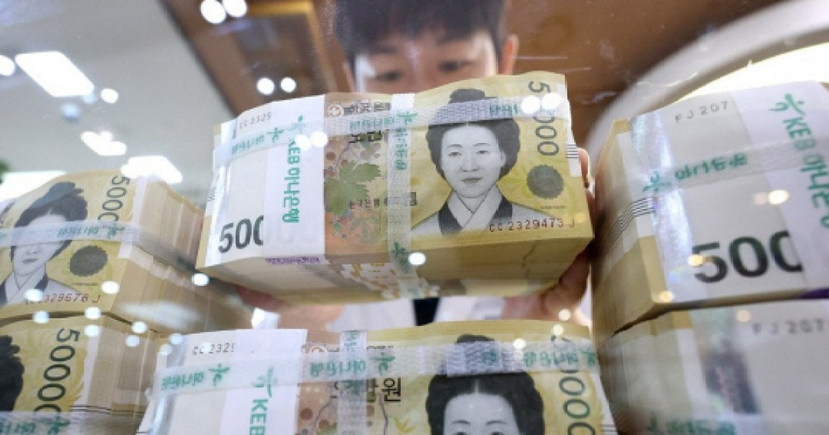 ‘분리수거장 골드바’ 이어 ‘화단 5000만원 돈 다발’ 발견