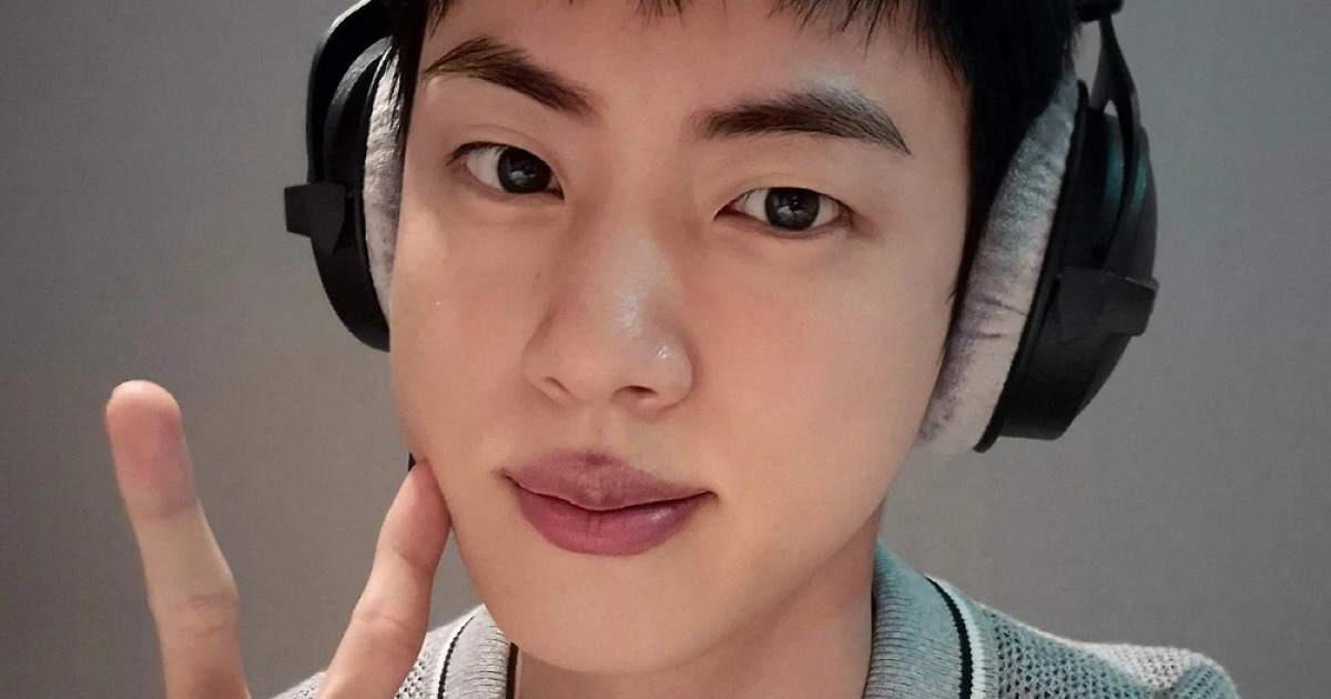 [SCin스타] BTS 진, 전역 후에도 우월한 미모 자랑! RM "킹받아" 제이홉 "귀여워"