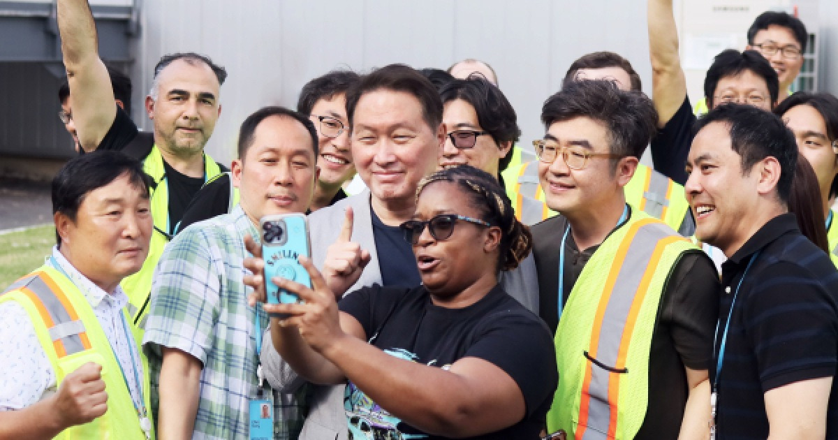 SK Group chief inspects Absolics’ glass substrate factory in U.S.