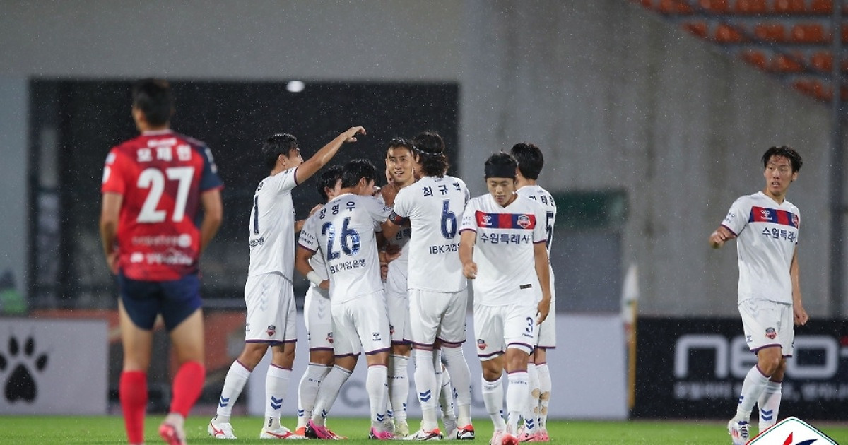 [K리그1 22R] ‘지동원 원맨쇼+윤빛가람 결승골’ 수원FC, 3-2 승리로 김천 홈 무패 저지… 선두와 3점 차