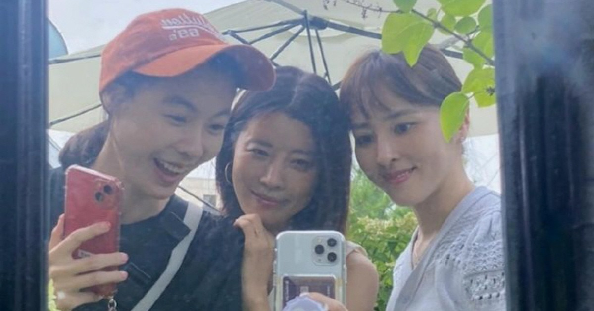 [SCin스타] '♥기성용'에 딸 맡기고 자유부인 된 한혜진! 유선-윤소이와 찰칵 "내일 저녁도 부탁"