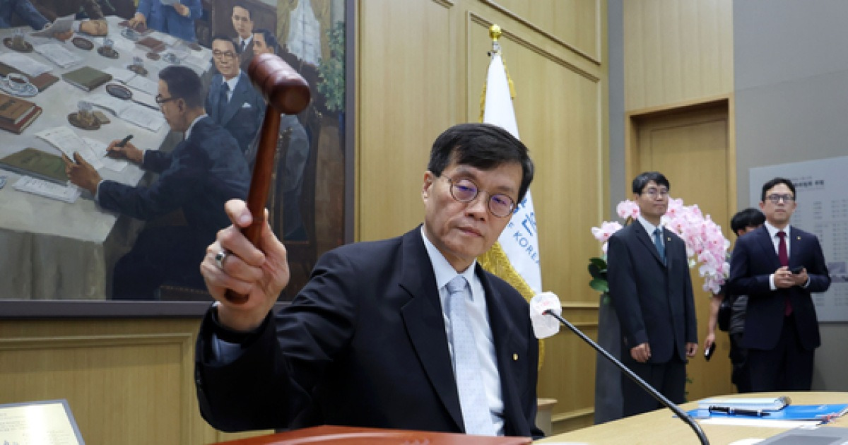 BOK explores rate cut timing amid slow inflation, rising debts