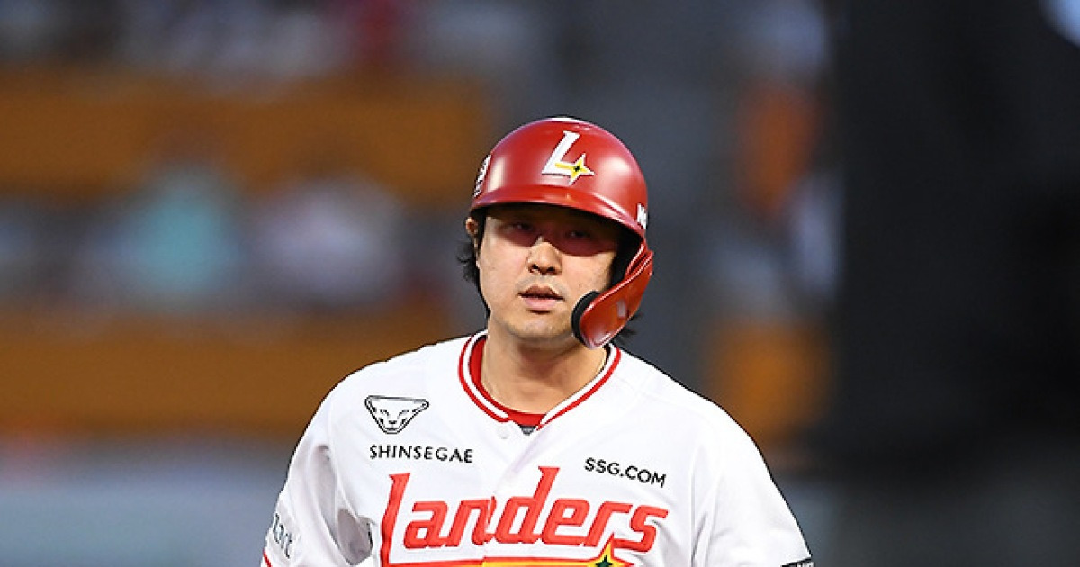 '최정 3타점+조병현 데뷔 첫 SV' SSG, 롯데에 5-4 진땀승