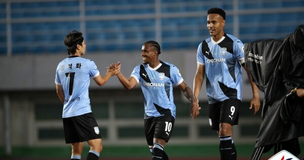 [k2.live] '모따+파울리뇨 출격' 천안 선발 명단 공개...수원도 뮬리치로 맞불