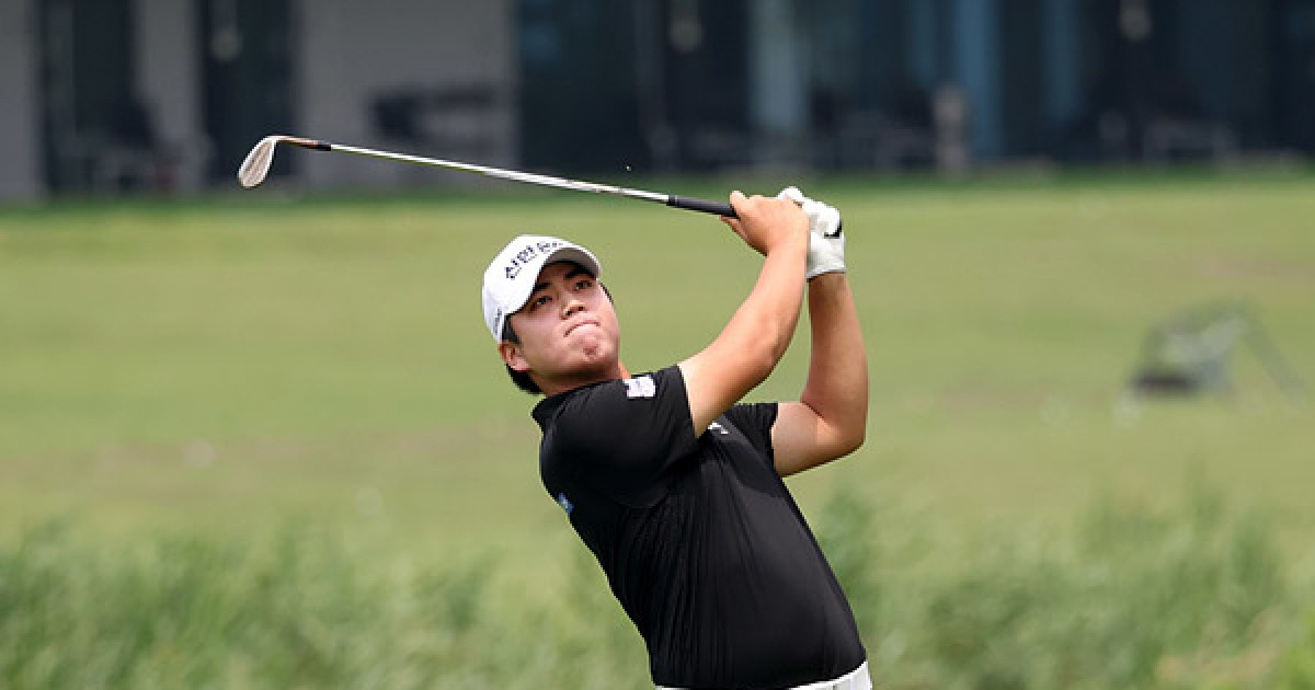 디펜딩 챔피언 장유빈, 3R 3타차 선두…군산CC오픈 2년 연속 우승 예약 [KPGA]