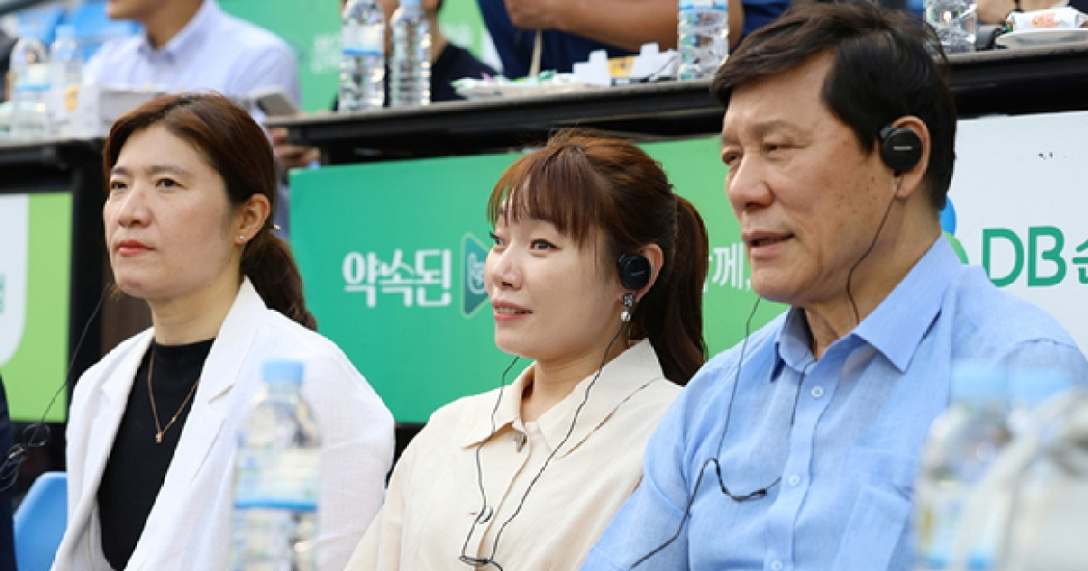 허구연 KBO 총재, 장미란 차관·김예지 의원과 함께 시각장애인 중계 서비스 체험