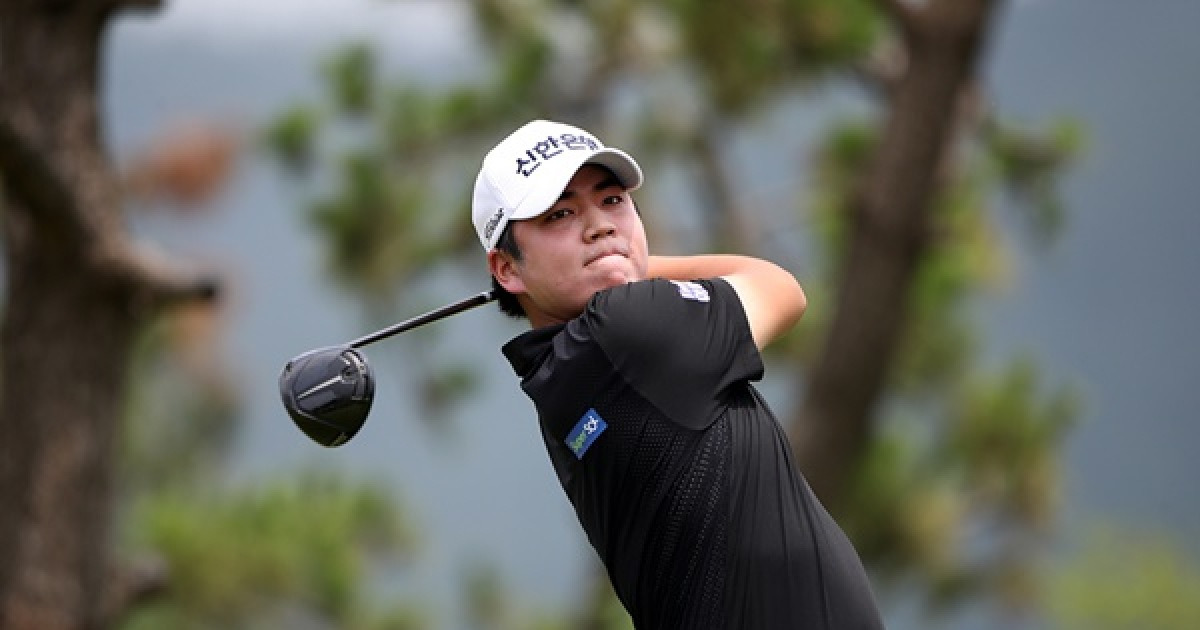 장유빈, KPGA 군산CC 오픈 3R 선두 질주…공동 2위 그룹과 3타 차